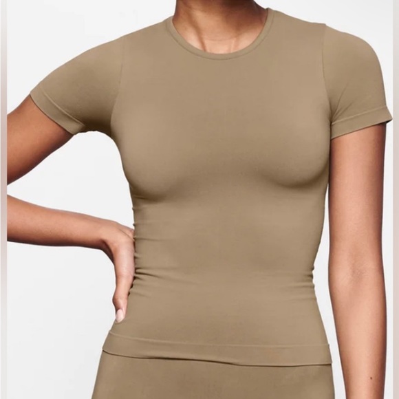 SKIMS | Tops | Nwt Skims Soft Smoothing Tshirt In Desert M L | Poshmark